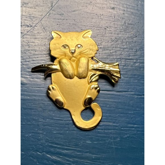 Ajc | Jewelry | Vintage Ajc Gold Tone Pin Brooch Cat Hanging From ...